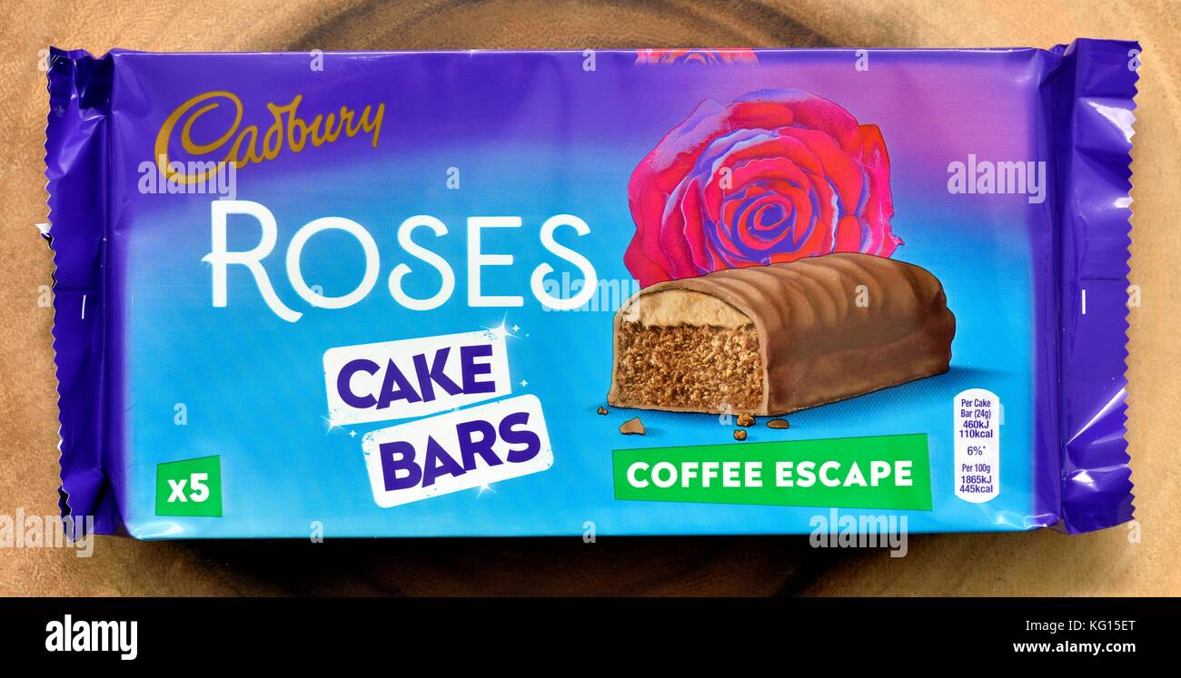 Cadbury roses cake bars 5 pack hi-res stock photography and images - Alamy