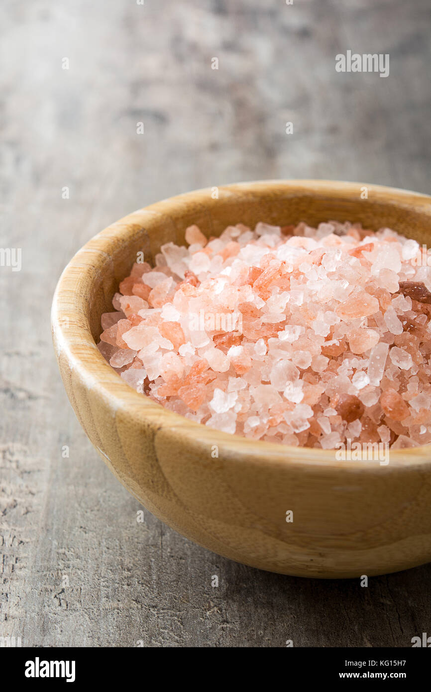 Himalayan salt in bowl on wooden table Stock Photo - Alamy