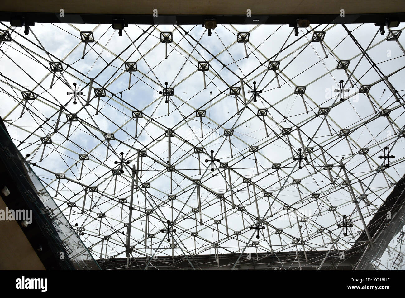 Inverted pyramid louvre hi-res stock photography and images - Alamy