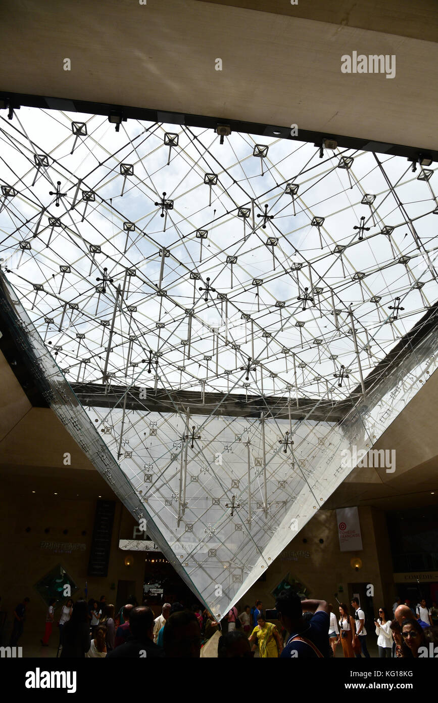 Inverted pyramid louvre hi-res stock photography and images - Alamy