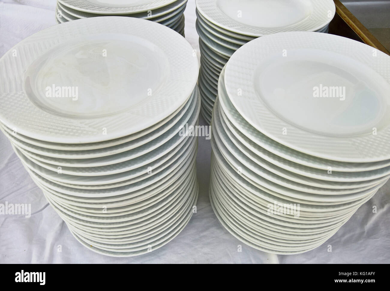 Stack of porcelain plates and bowls in restaurant Stock Photo - Alamy