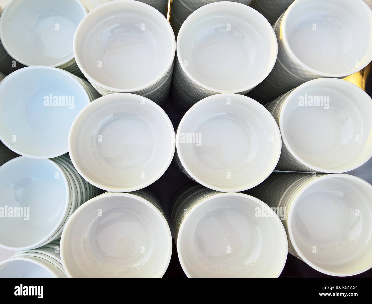 Stack of porcelain plates and bowls in restaurant Stock Photo - Alamy