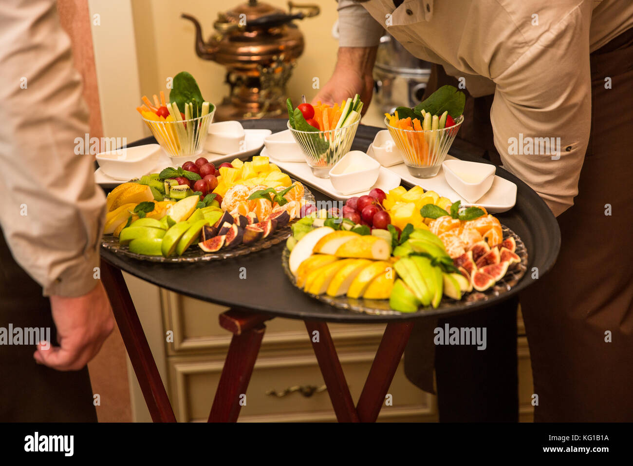 Male server carrying plates hi-res stock photography and images - Alamy