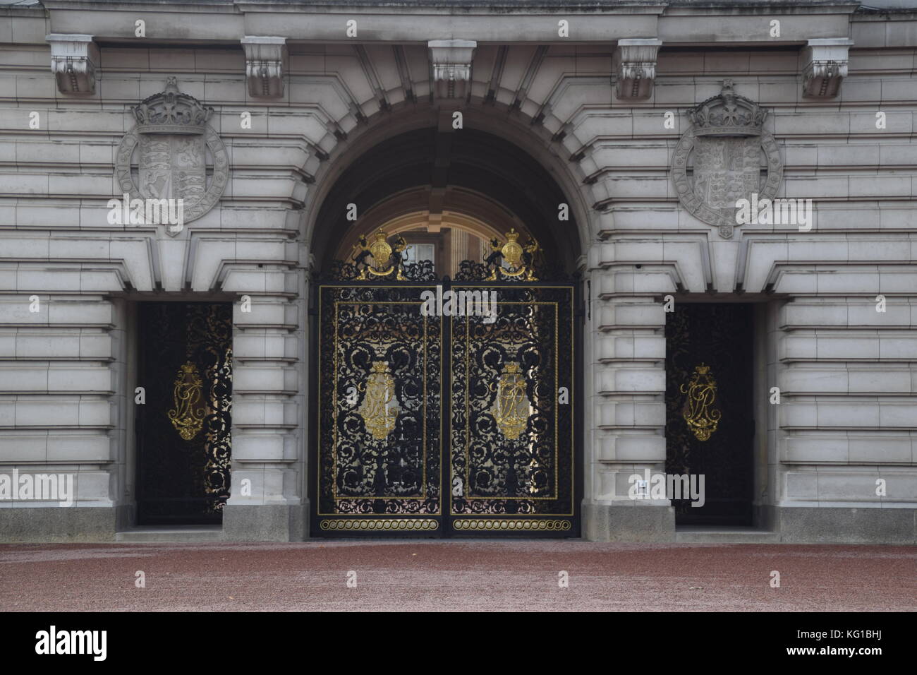 Buckinham Palace LONDRES -DOOR ENTRANCE - Sunny day - DETAILS - Close ...