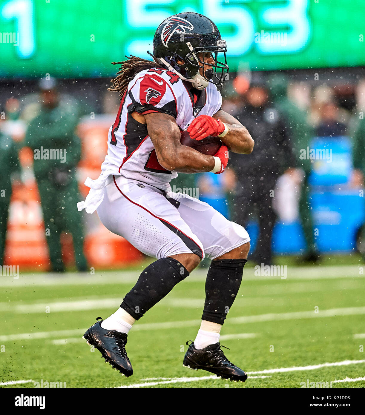 East Rutherford, New Jersey, USA. 2nd Nov, 2017. Falcons' running back ...