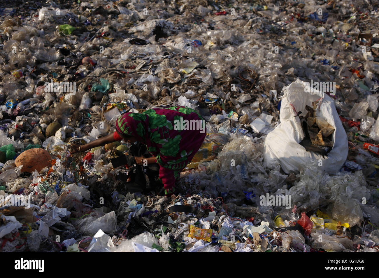 Dhaka, Bangladesh. 2nd Nov, 2017. A woman collecting plastic from a ...
