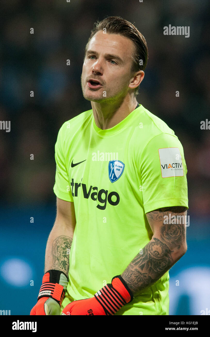 Bochum, Deutschland. 30th Oct, 2017. goalwart Manuel RIEMANN (BO) gives ...