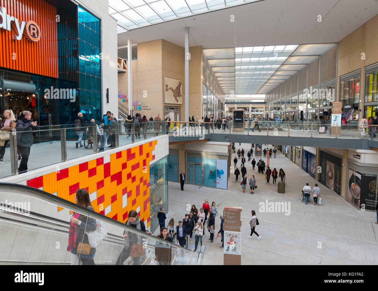 Oxford, UK. 2nd Nov 2017. People shopping in the new Westgate centre in ...