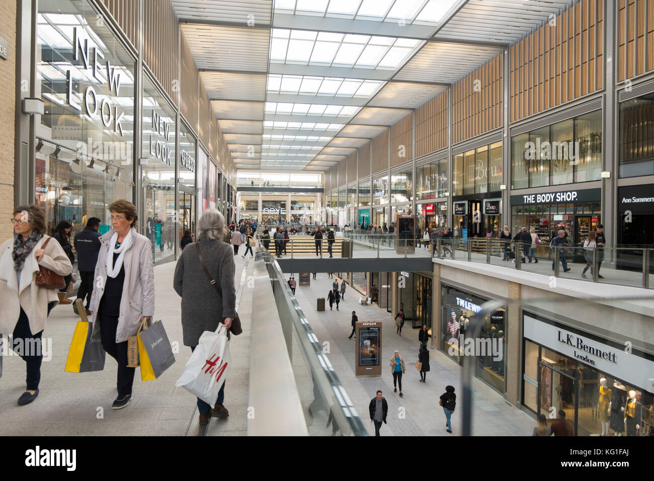 Oxford, UK. 2nd Nov 2017. People shopping in the new Westgate centre in ...