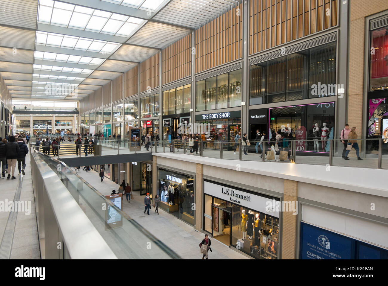 Oxford, UK. 2nd Nov 2017. People shopping in the new Westgate centre in ...