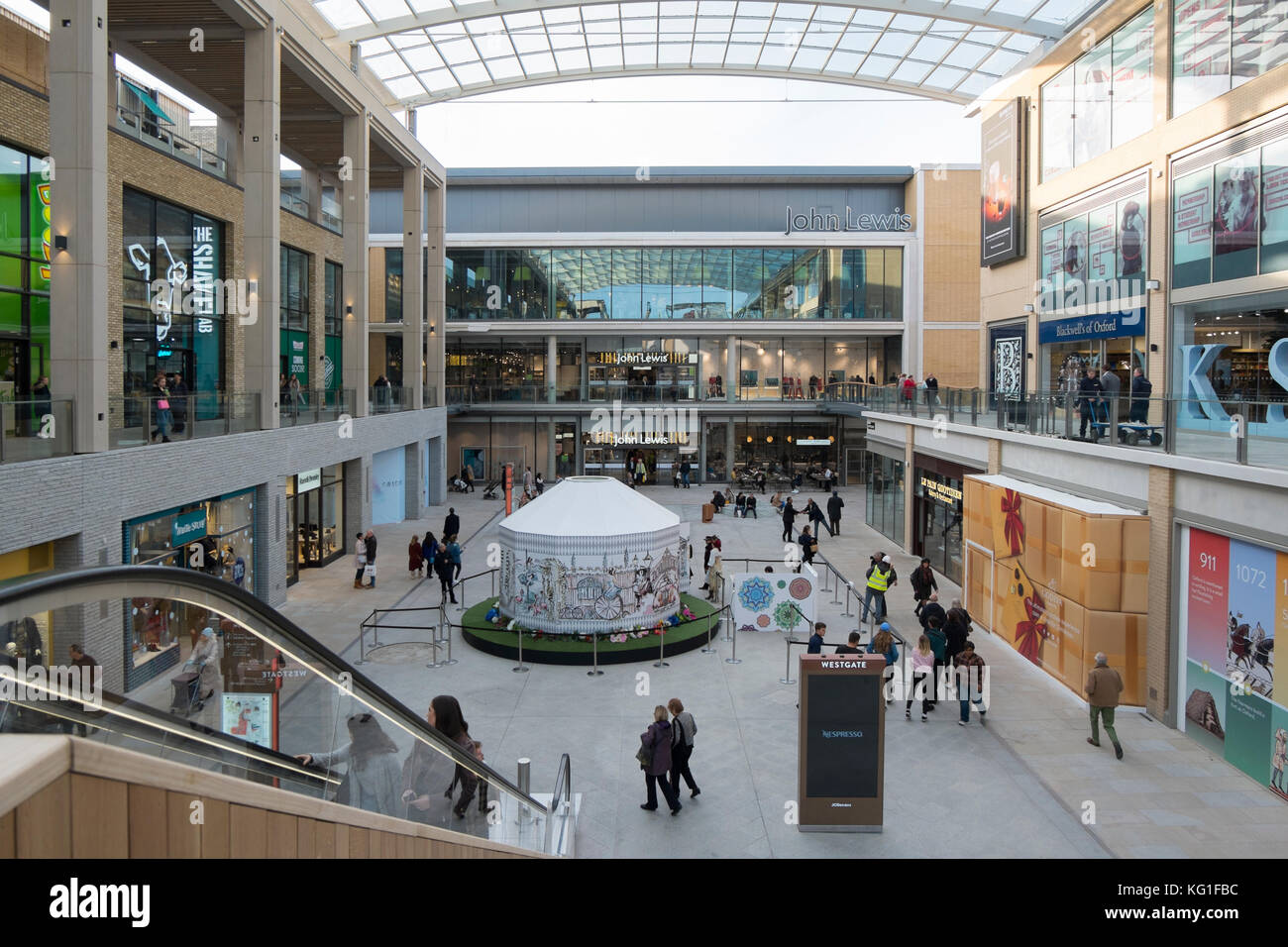 Oxford, UK. 2nd Nov 2017. People shopping in the new Westgate centre in ...
