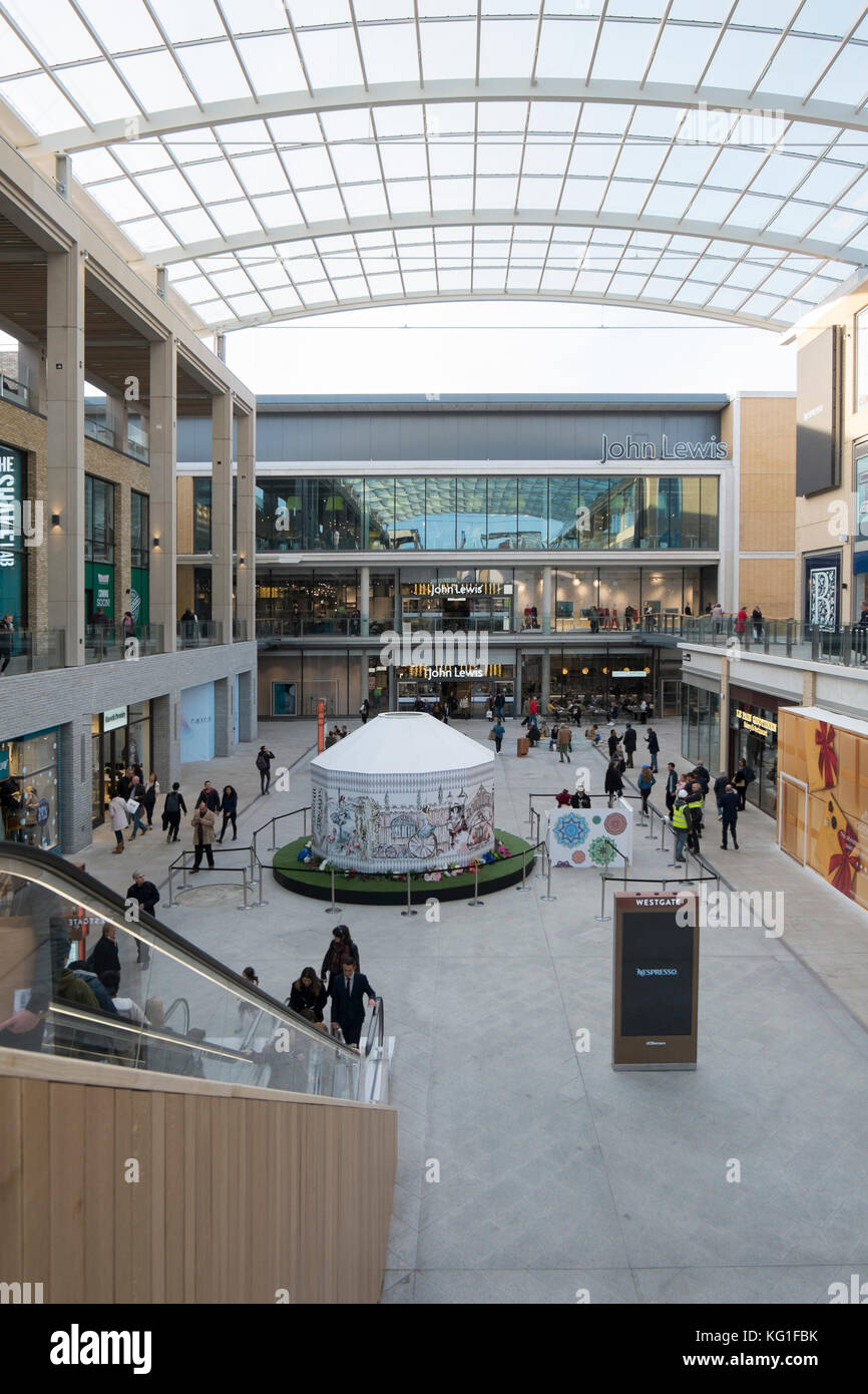 Oxford, UK. 2nd Nov 2017. People shopping in the new Westgate centre in ...