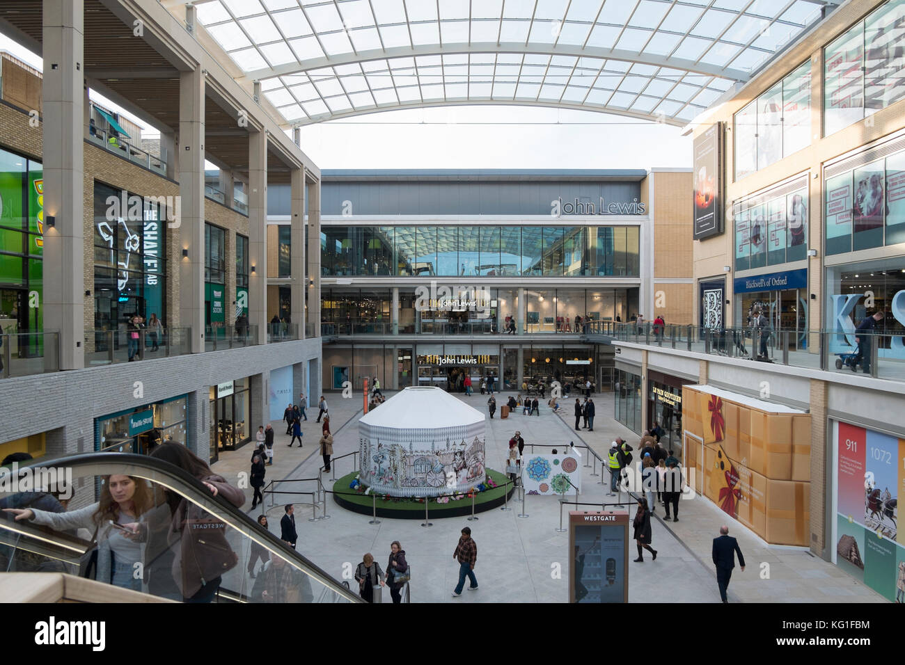 Oxford, UK. 2nd Nov 2017. People shopping in the new Westgate centre in ...