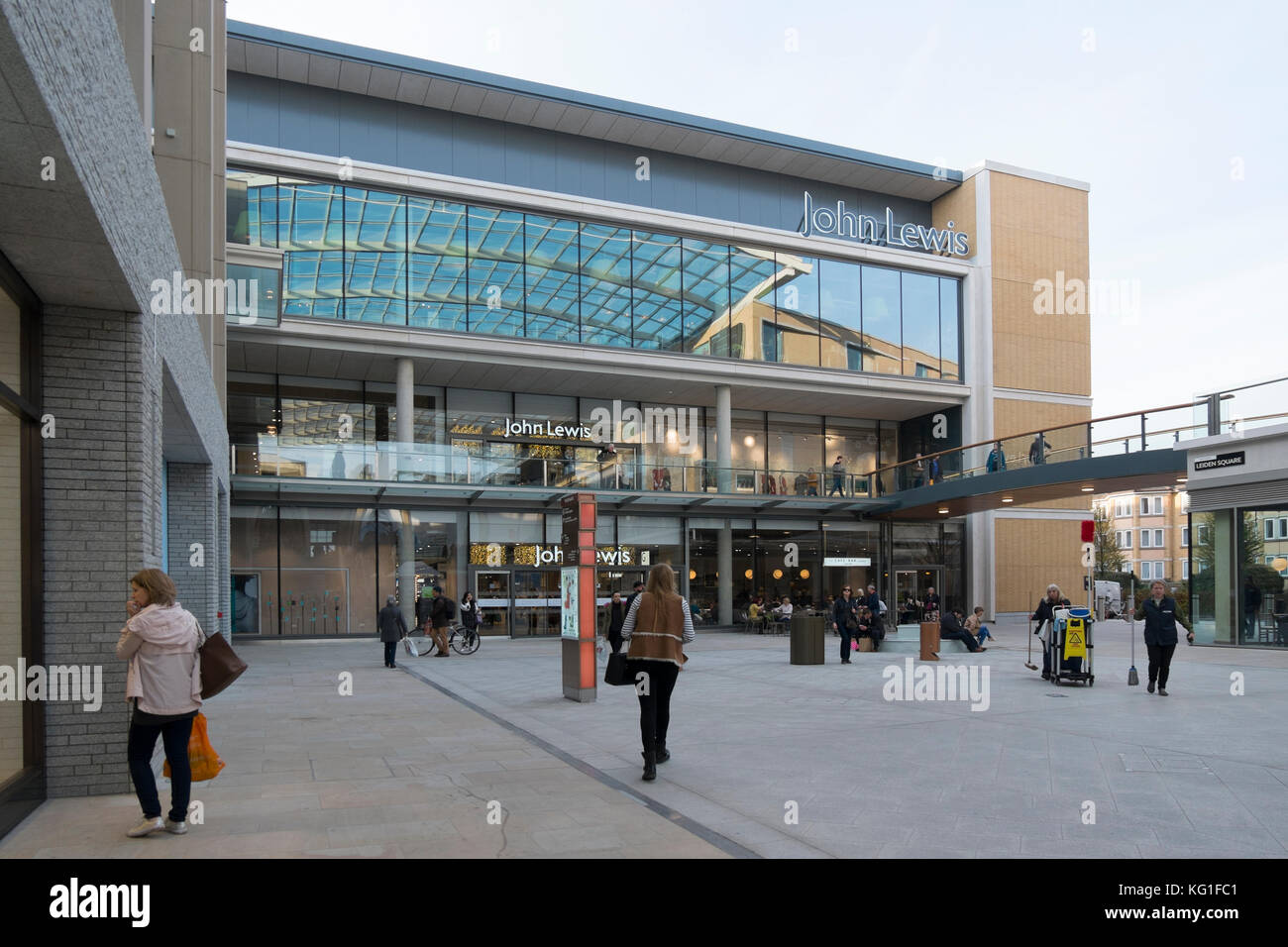 Oxford, UK. 2nd Nov 2017. People shopping in the new Westgate centre in ...