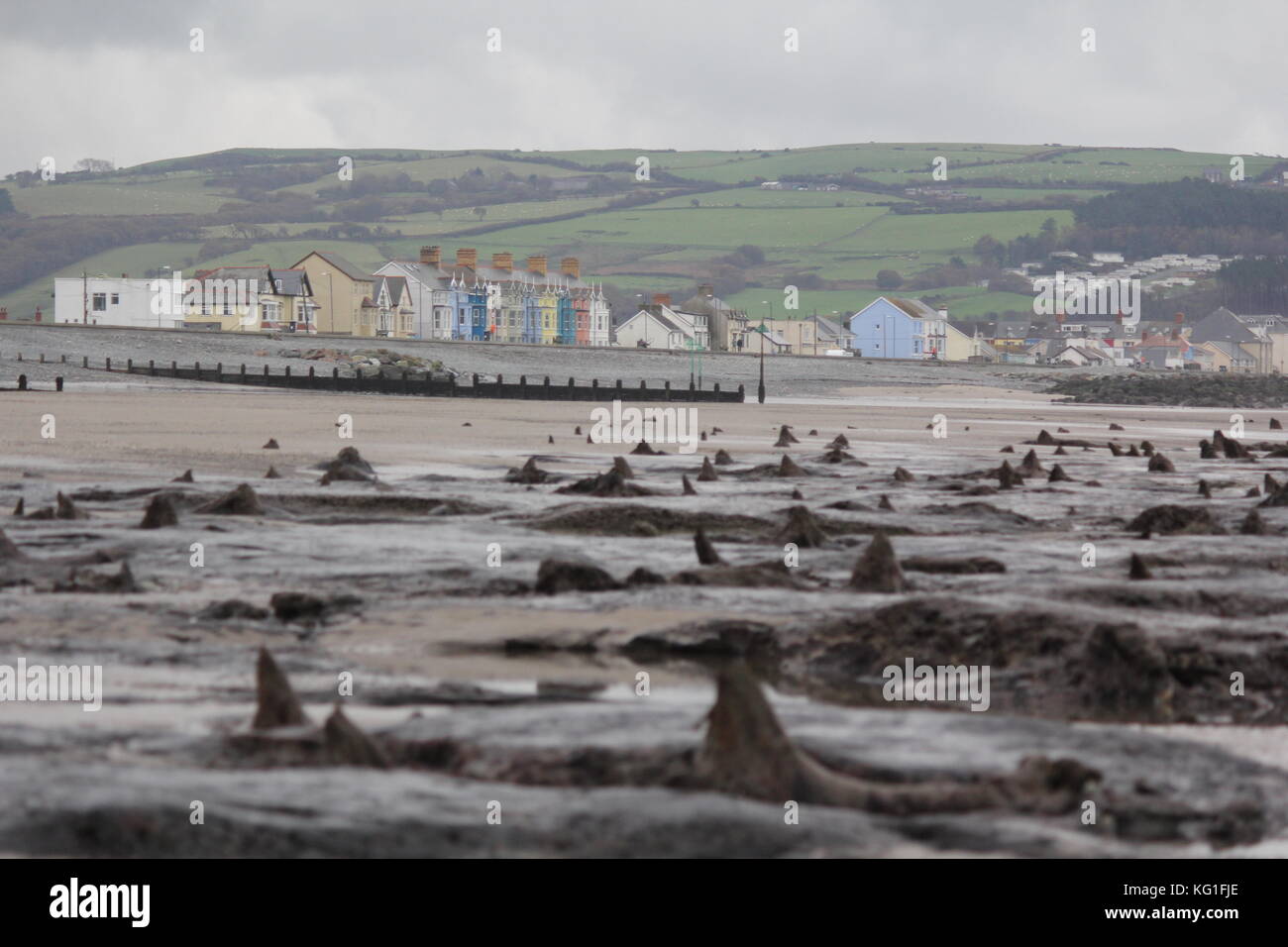 Borth, Wales. 2nd Nov, 2017. UK Weather. Recent storms & gale force ...