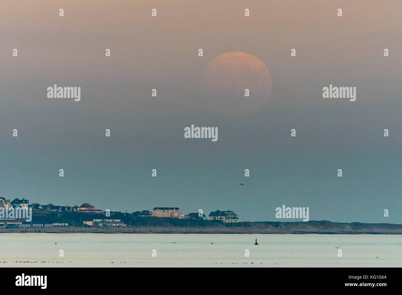 Bournemouth, Dorset, UK. 2nd November 2017. UK Weather. The Moon rising ...
