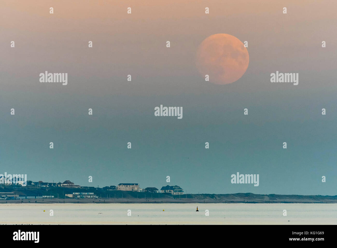 Bournemouth, Dorset, UK. 2nd November 2017. UK Weather. The Moon rising ...