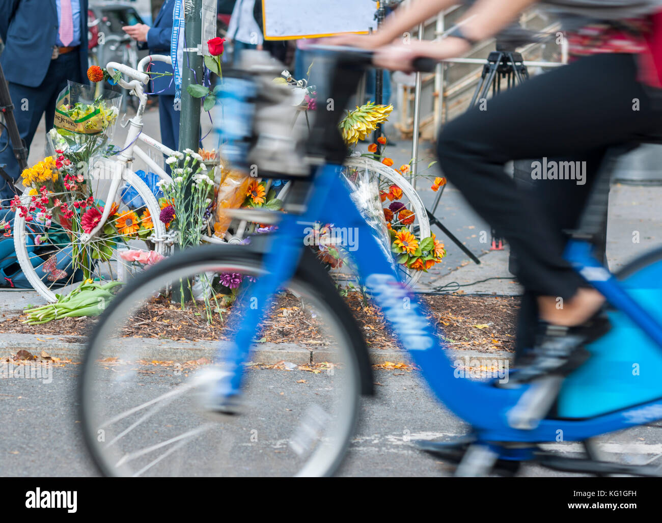 Crime flowers memorial murder hi-res stock photography and images - Alamy
