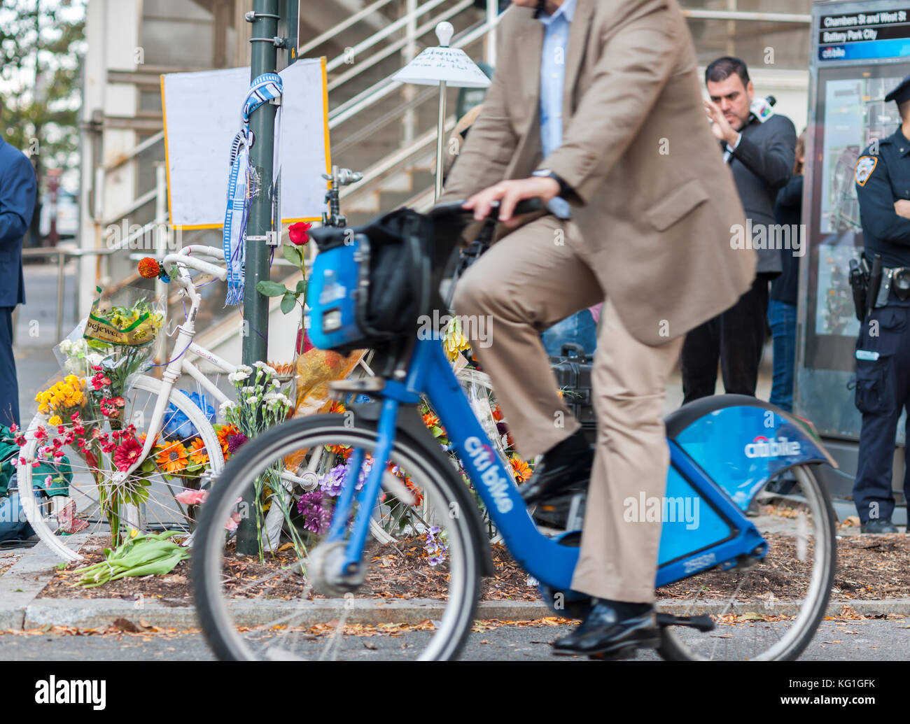 Ghost bike in new hi-res stock photography and images - Alamy