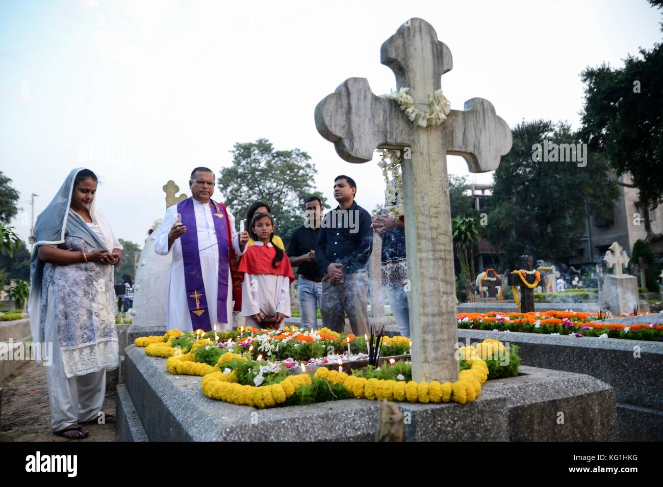 People gather to celebrate All Souls Day in Kolkata Stock Photo - Alamy