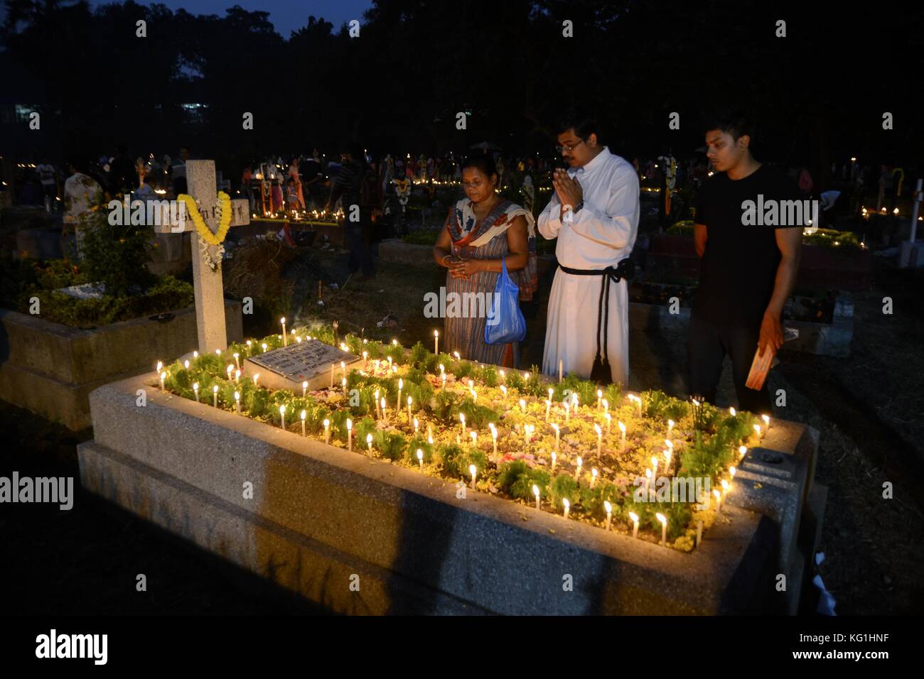 People gather to celebrate All Souls Day in Kolkata Stock Photo - Alamy