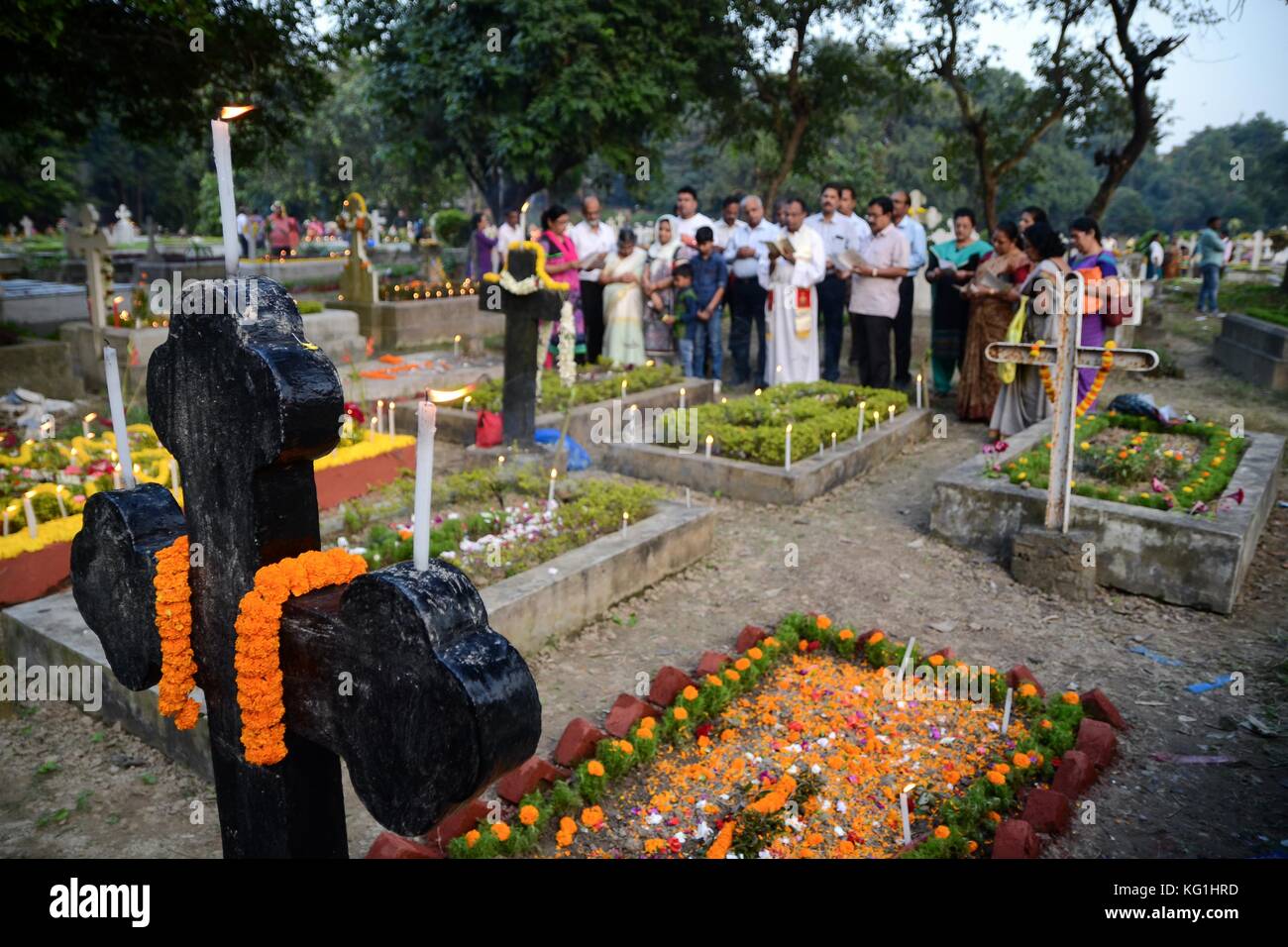 People gather to celebrate All Souls Day in Kolkata Stock Photo - Alamy