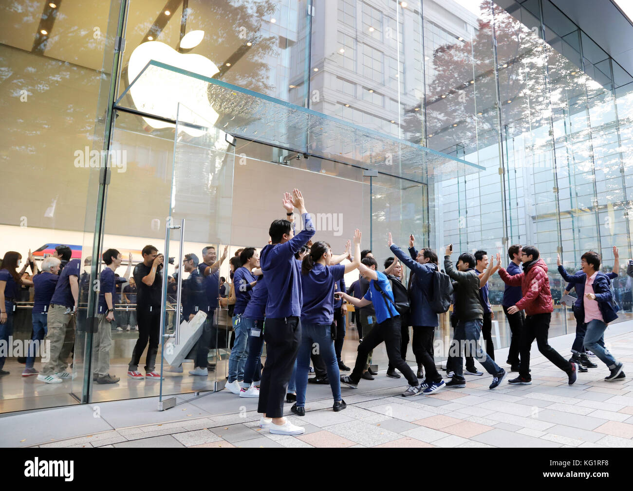 The first customers enter apple store hi-res stock photography and ...