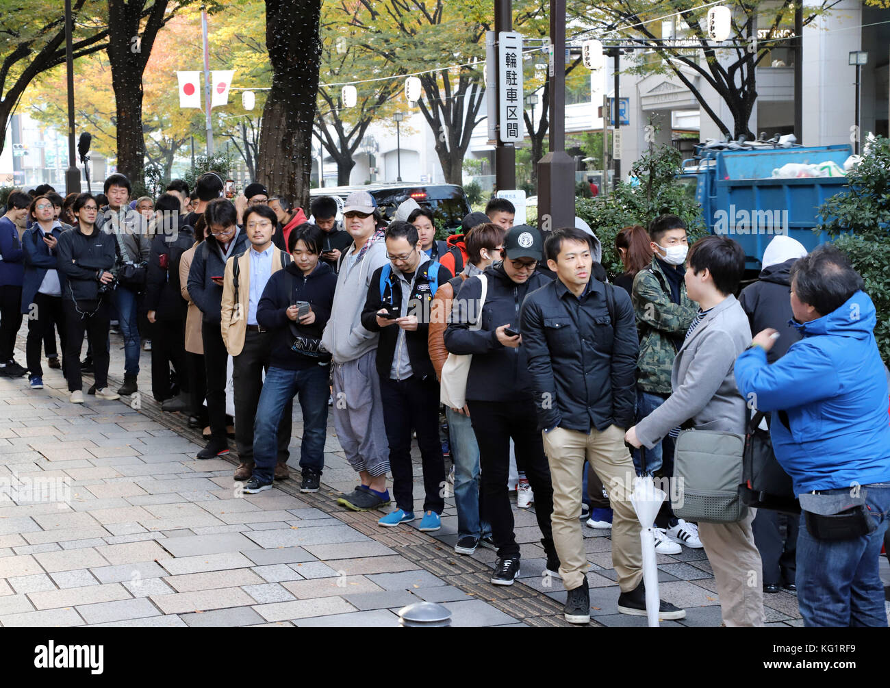 Customers queue purchase new iphone hi-res stock photography and images ...
