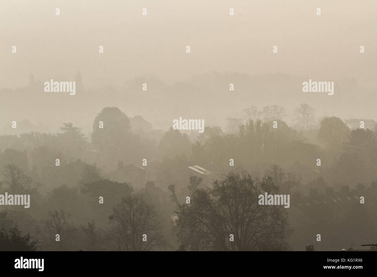 London, UK. 3rd Nov, 2017. Wimbledon landscape engufed in early morning ...