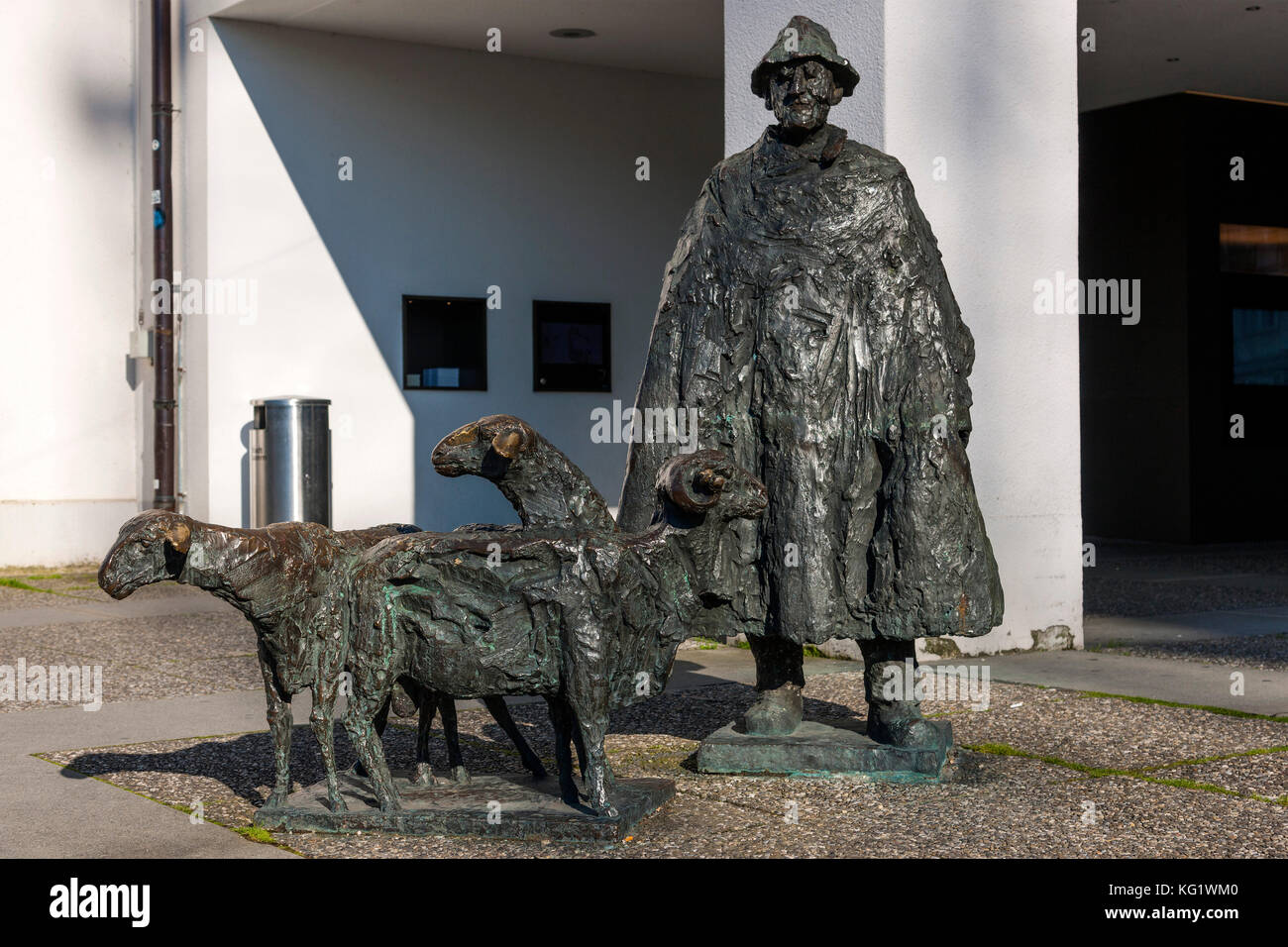 Luzern, Schweiz : Skulptur "Hirt mit Schafen" vor dem Luzerner Theater ...