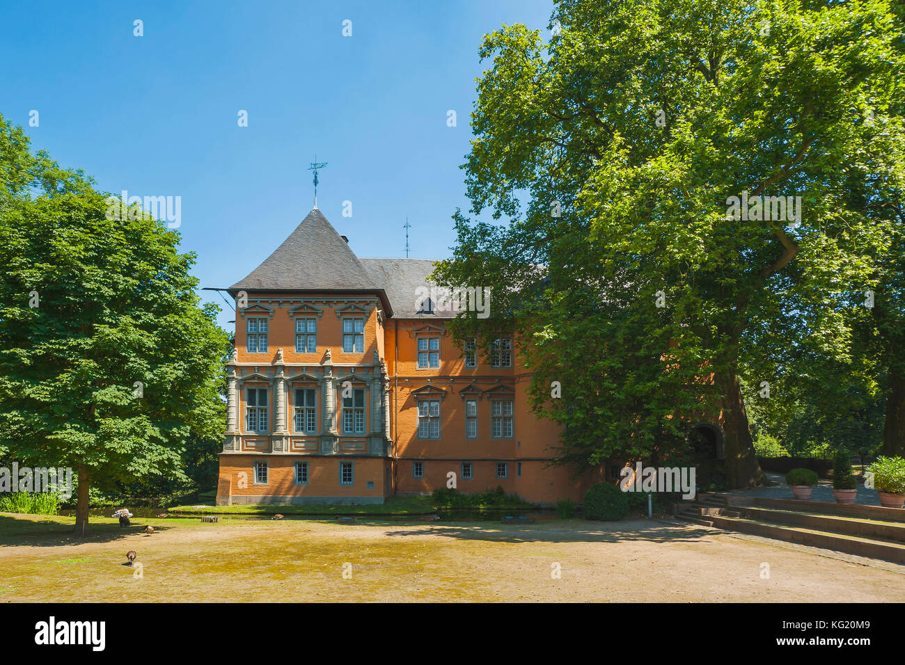Mönchengladbach, Nordrhein-Westfalen, Germany : Schloss Rheydt Stock ...