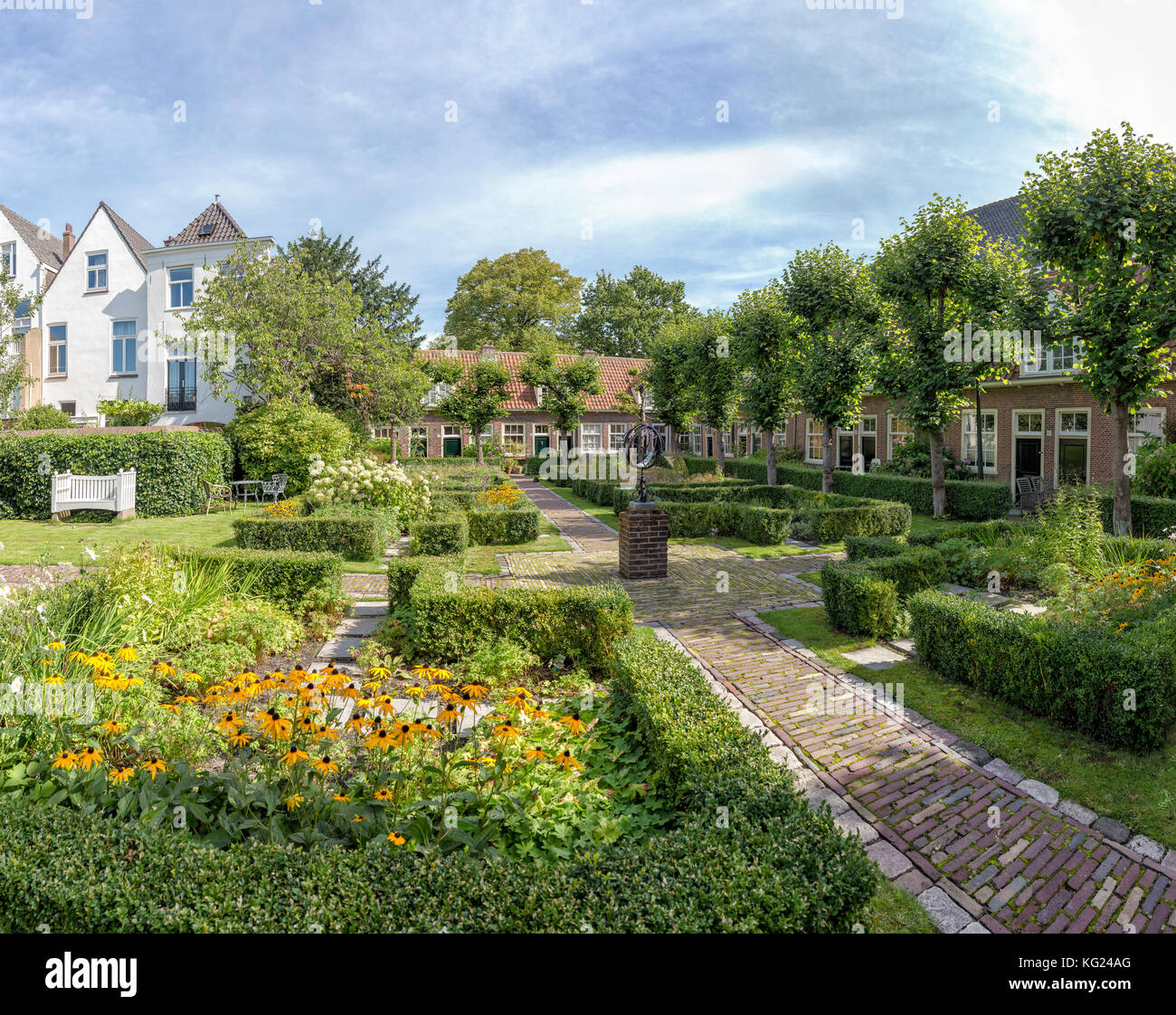 Sundial Court High Resolution Stock Photography and Images - Alamy