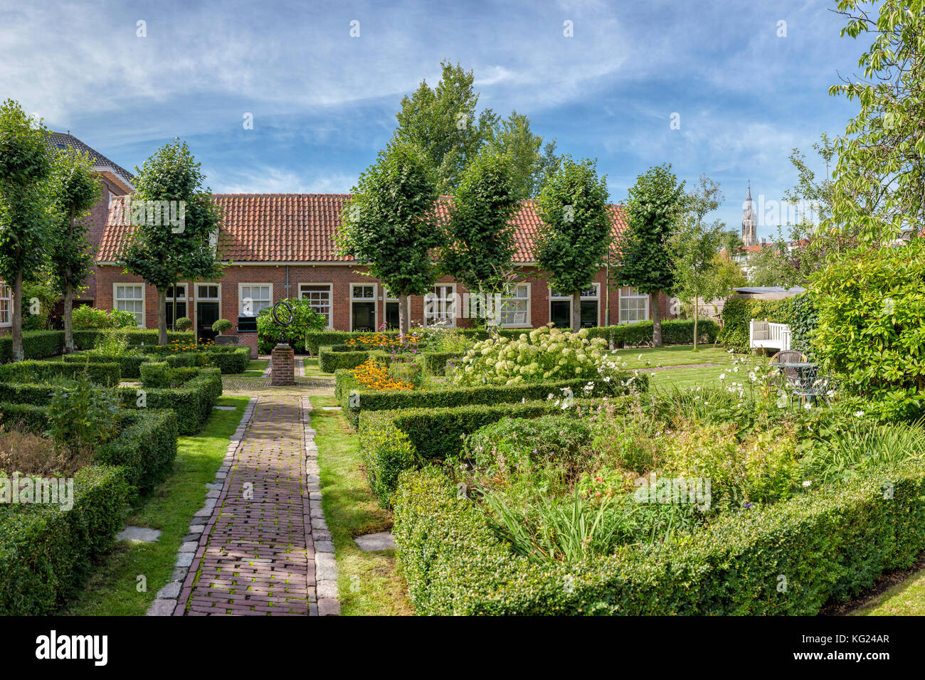 Sundial court hi-res stock photography and images - Alamy