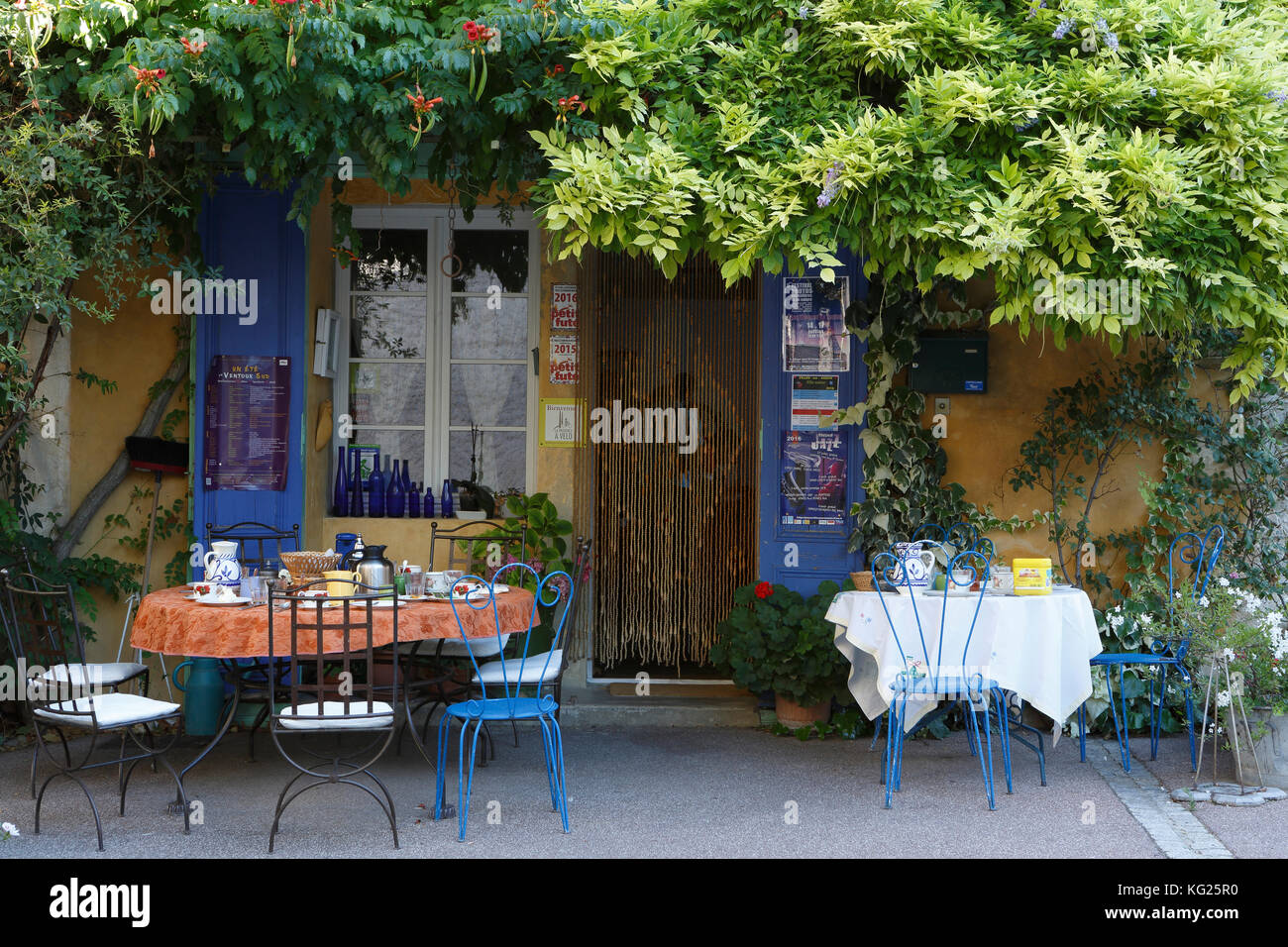 Two small breakfast tables hi-res stock photography and images - Alamy