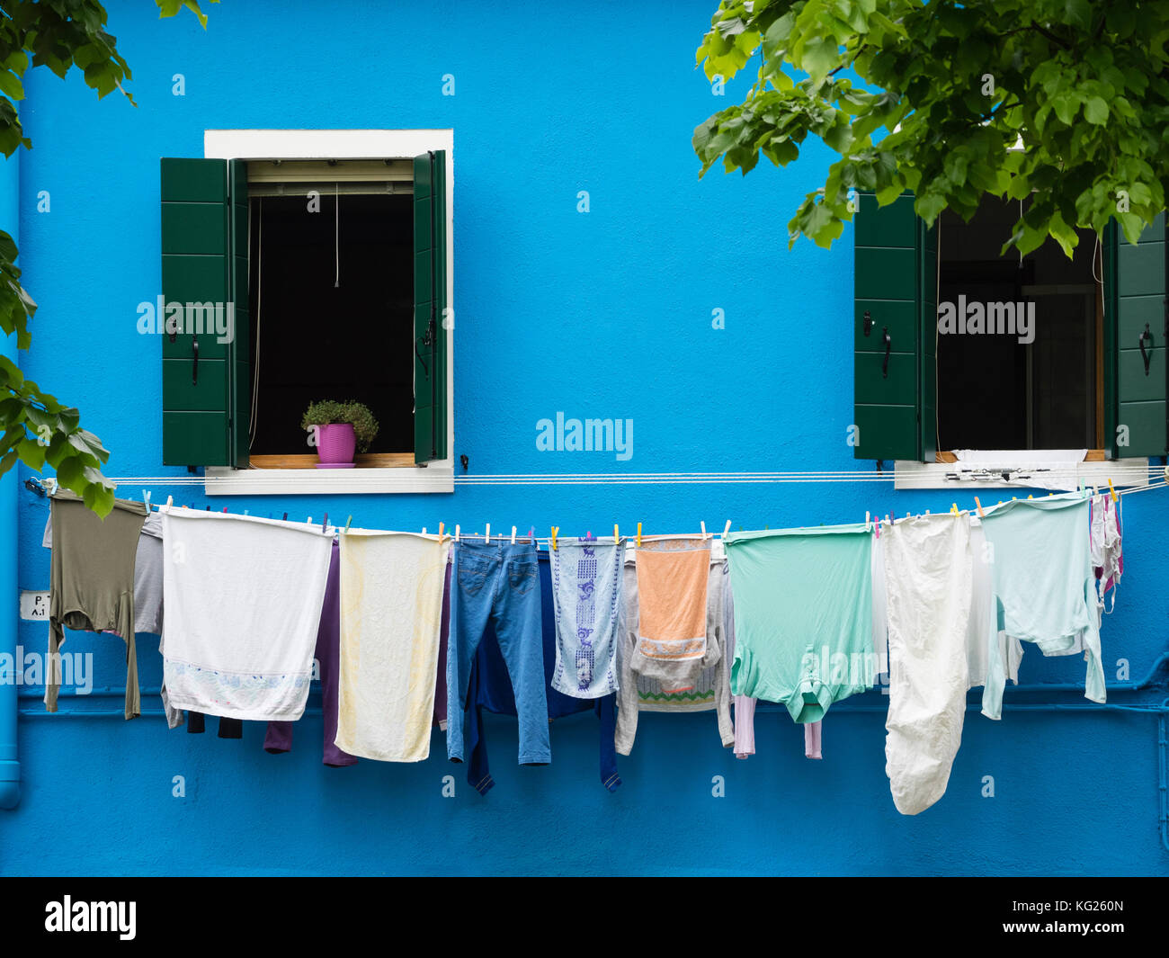 Washing line and building exterior hi-res stock photography and images ...