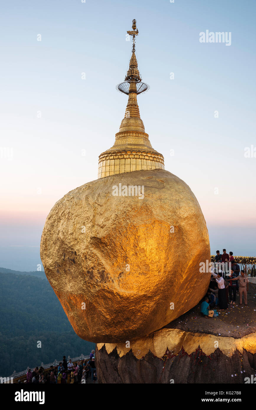 Golden background colour hi-res stock photography and images - Alamy