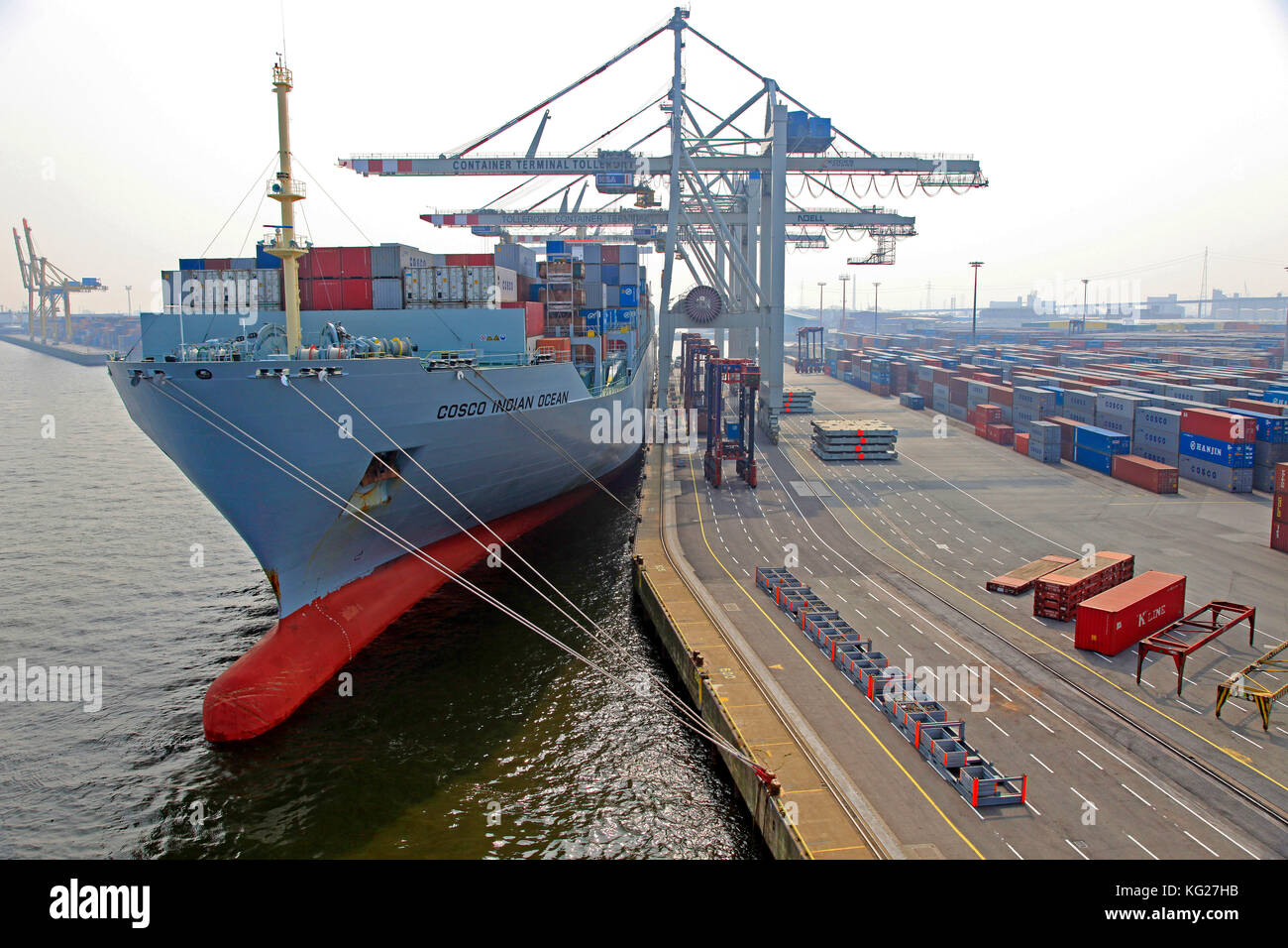 Hamburg harbour container terminal hi-res stock photography and images ...