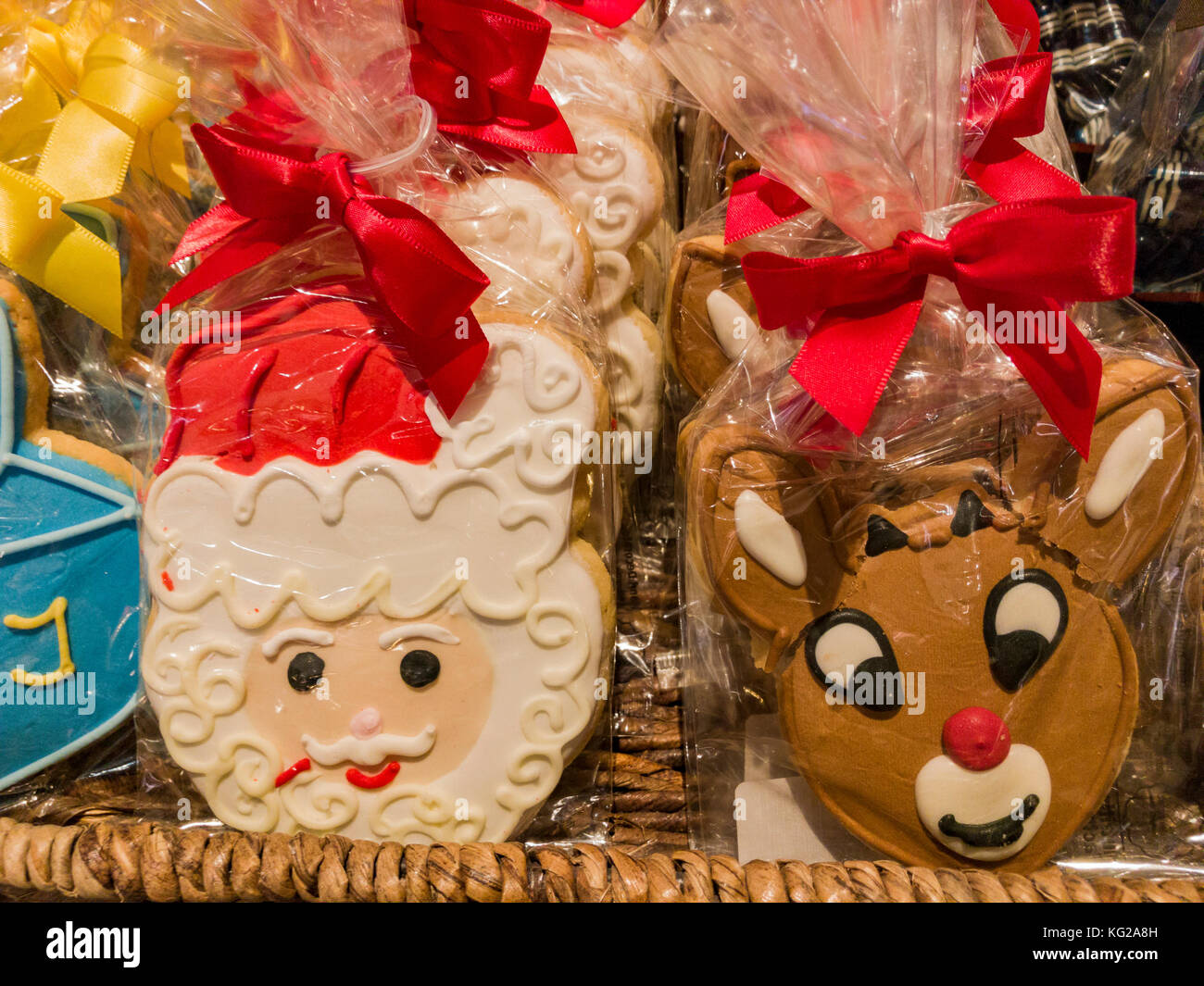 Broken christmas hi-res stock photography and images - Alamy