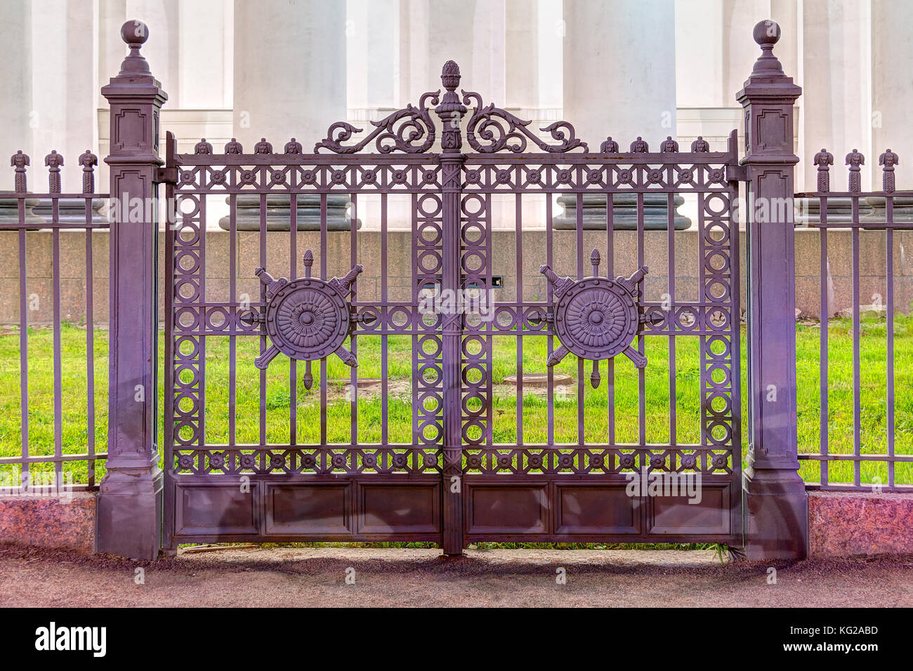 Green wrought iron gates hi-res stock photography and images - Alamy