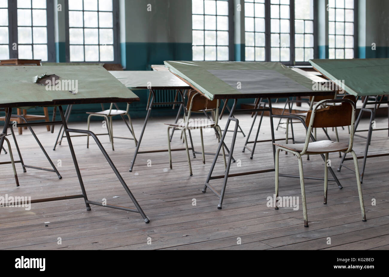 Empty chair class hi-res stock photography and images - Alamy