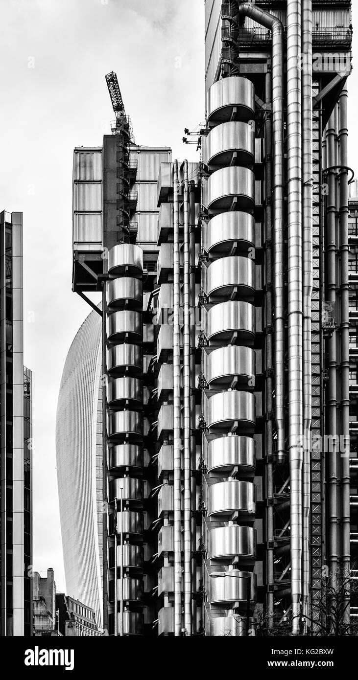 A view past the Lloyds Insurance building to 20 Fenchurch St, City of ...
