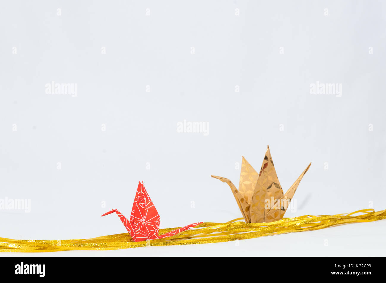 White origami cranes hi-res stock photography and images - Alamy