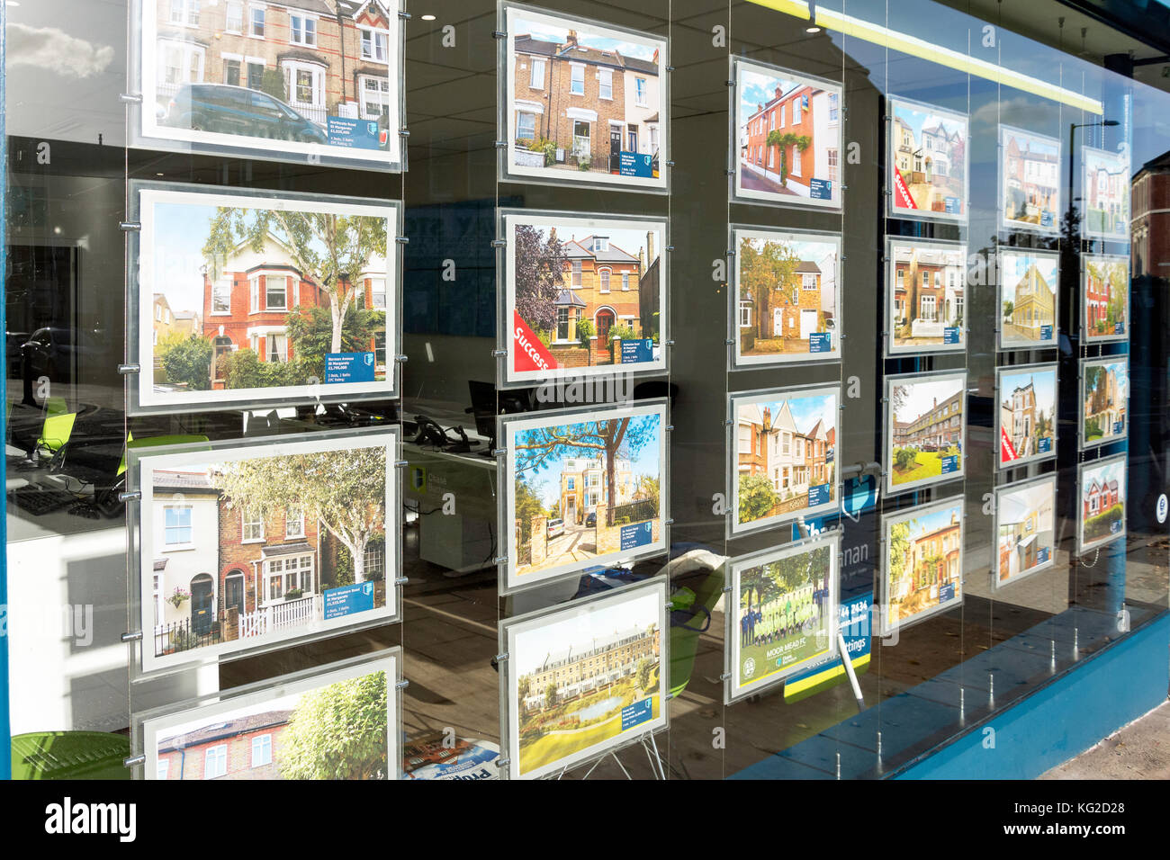 Travel agents window hi-res stock photography and images - Alamy