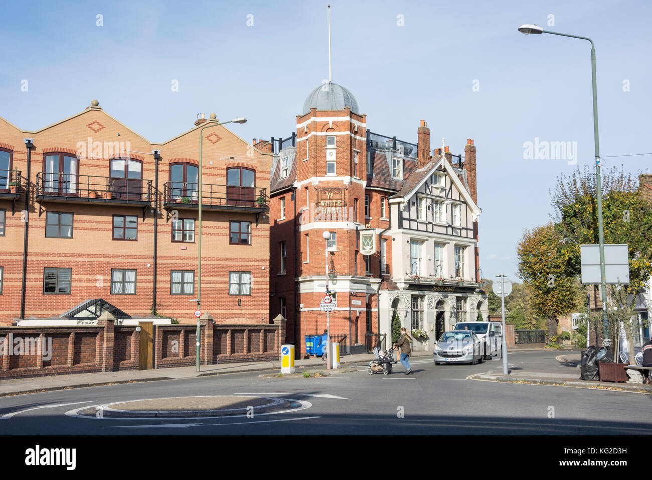 17th century The White Hart Pub, The Terrace, Riverside Barnes, London ...