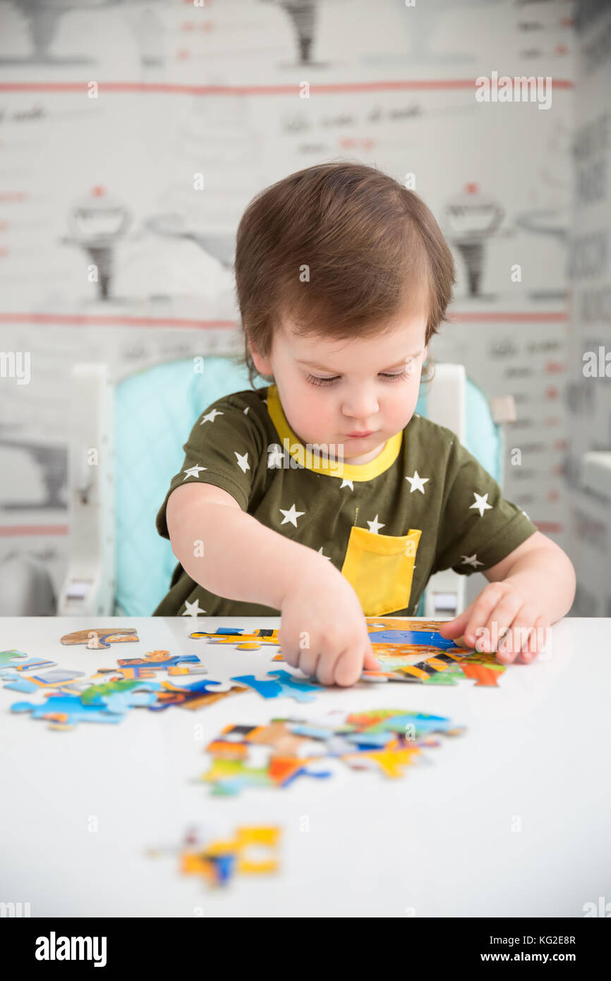 Young people doing jigsaw puzzle hi-res stock photography and images ...