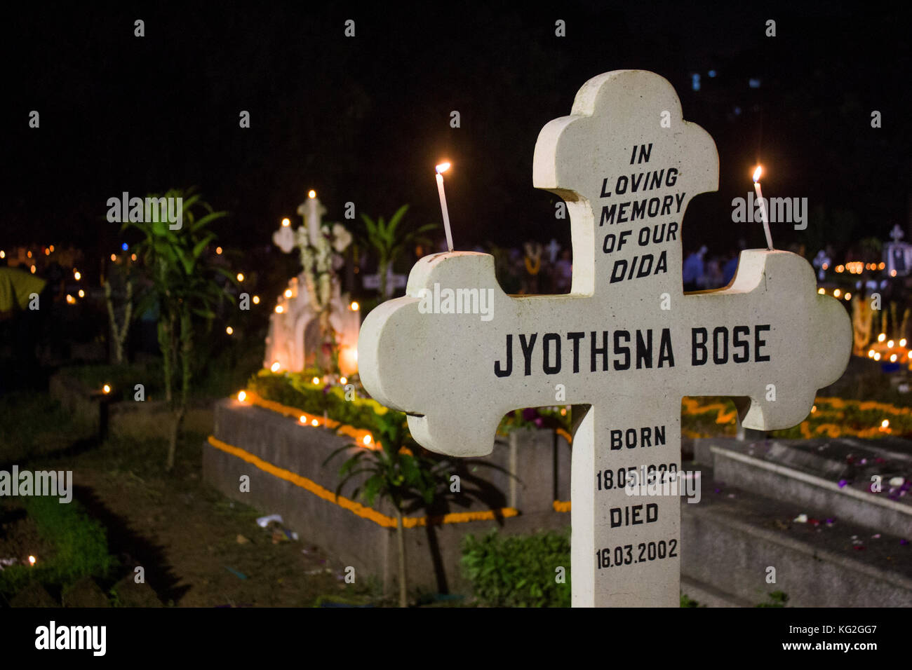 Kolkata, India. 02nd Nov, 2017. A decorated tomb of late Jyothsna Bose ...