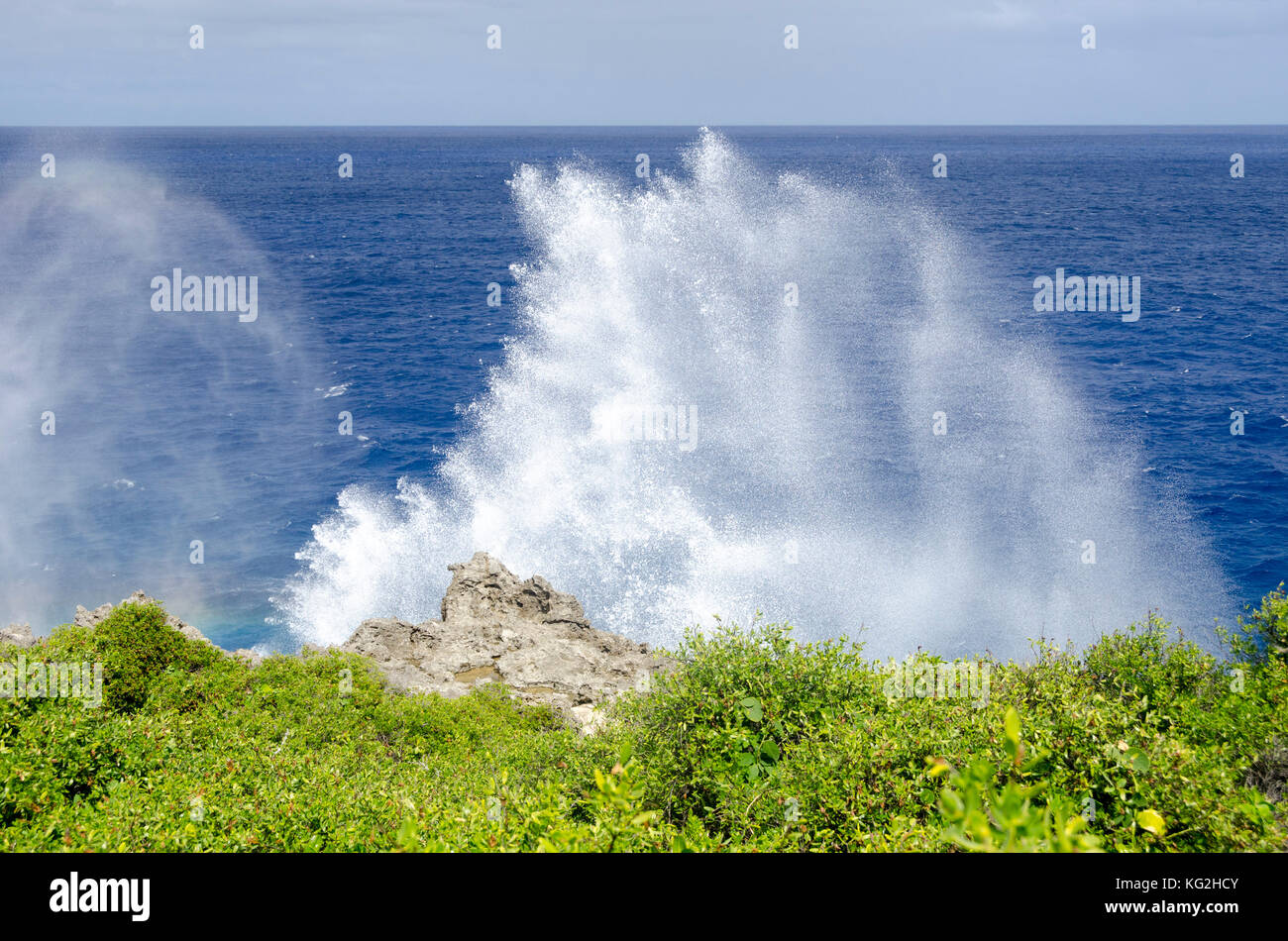 Wave against the cliff hi-res stock photography and images - Alamy