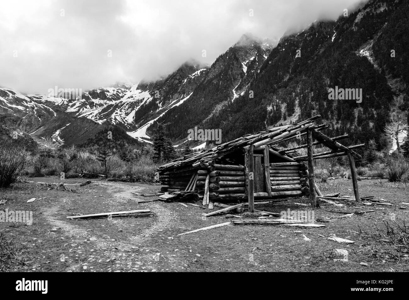 Broken hut deep in the snow mountains Stock Photo - Alamy