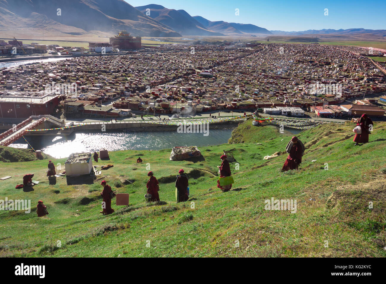View of the Yarchen Gar Monastery with many shacks for monks in Garze ...