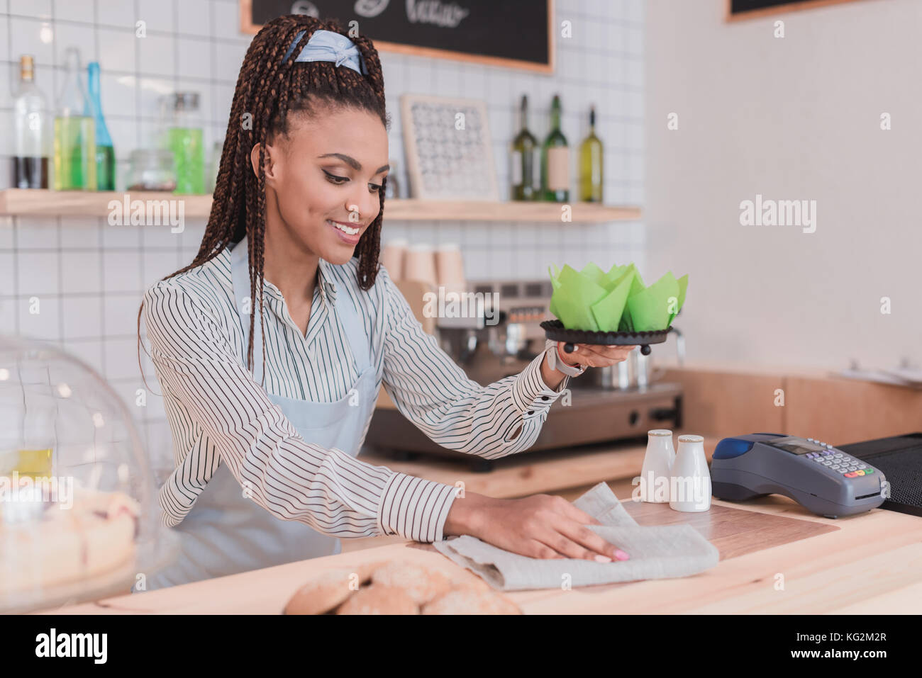 Wiping counter hi-res stock photography and images - Alamy
